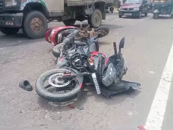 A speeding car hit a bike in Banka | बांका में तेज रफ्तार कार ने बाइक को मारी टक्कर: दो युवक ...