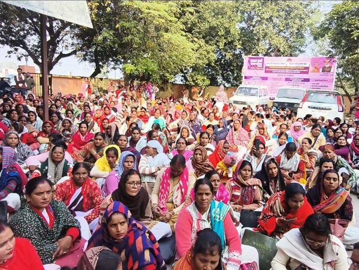 Asha workers surrounded the CMO office in Kanpur Dehat.