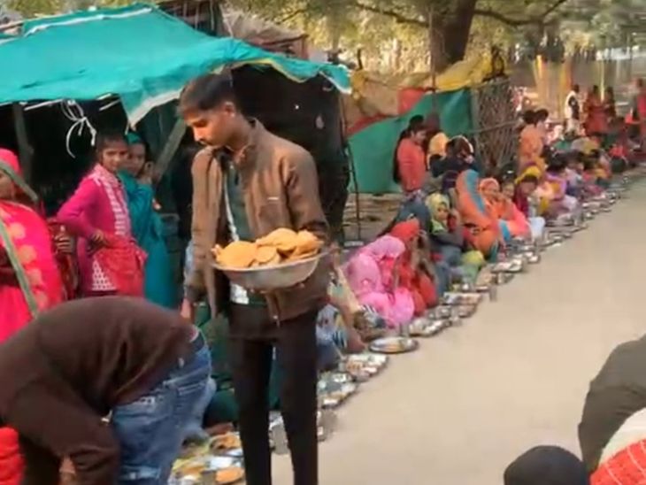 A huge feast was organised at Pandori Sheetla Dham.
