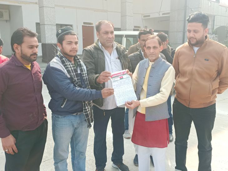 In Sambhal, SP workers submitted a memorandum to the sub-district ...