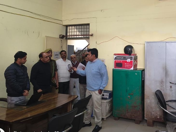 DM inspected CMO office in Sitapur.