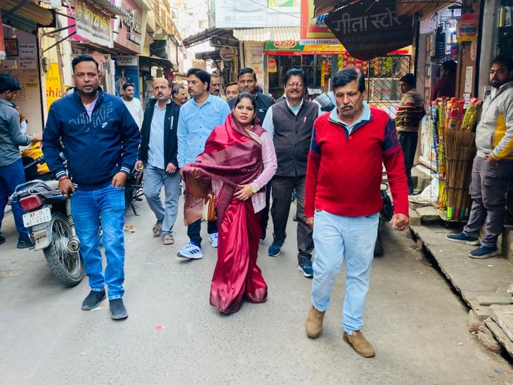 The Municipal Chairman inspected the incomplete Sulabh Complex.