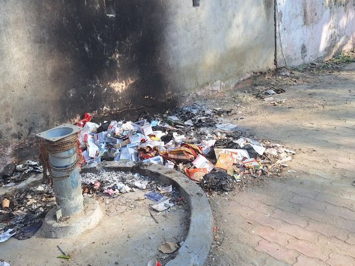 Piles of garbage in Gosaiganj CHC, risk of infection