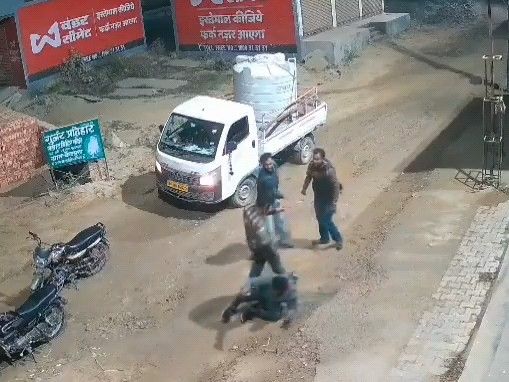 Tempo driver and his friend beat up two youths