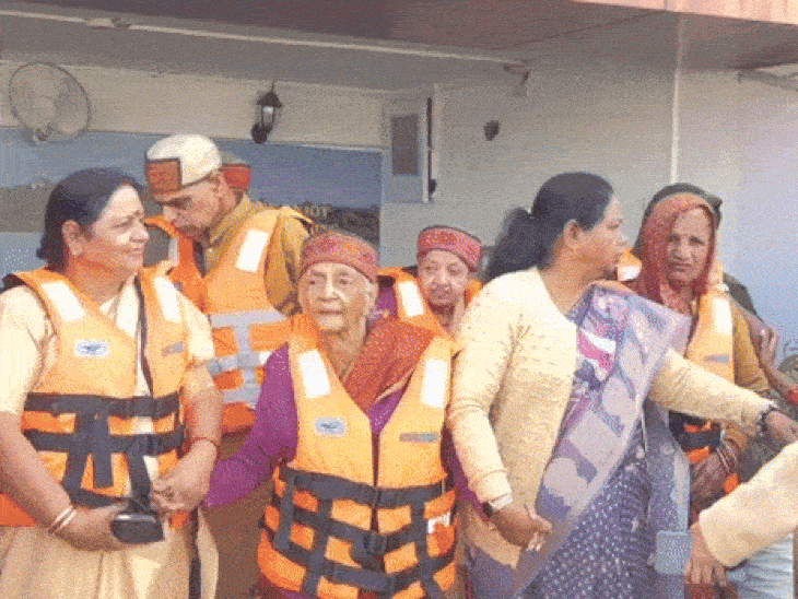Grandparents' Shikara ride in Bada Talab, Mayor was present