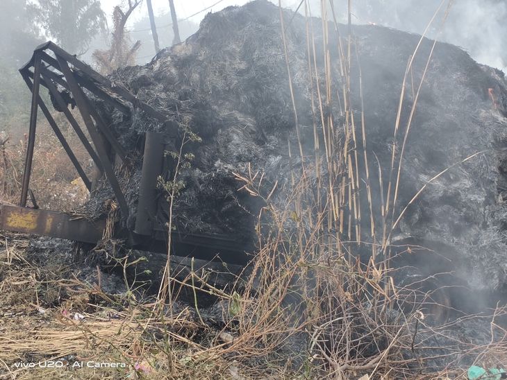 Panipat Straw Loaded Trolley Catches Fire GT Road Near Naultha | पानीपत ...