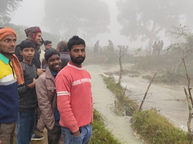 Sharda Canal's track was cut, hundreds of acres of crops were submerged.