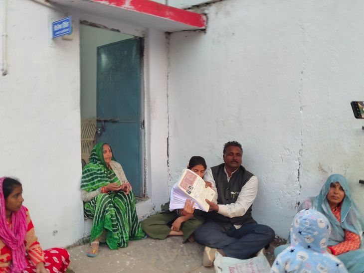 The farmer family sat on a dharna at the gate of the Tehsildar office.