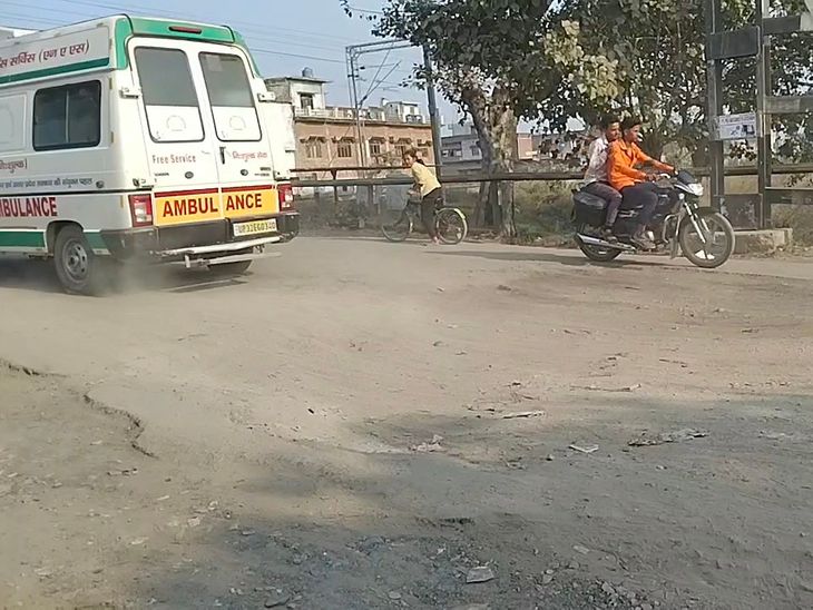 Deep pit at Maskanwa railway crossing | मसकनवा रेलवे क्रॉसिंग पर गहरा ...