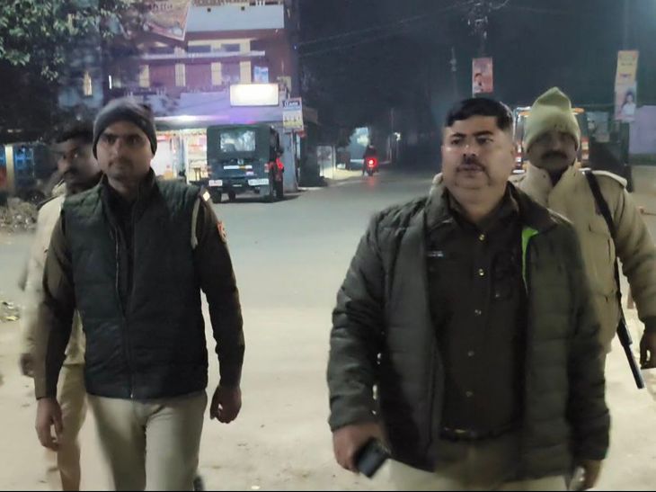 Baburi police patrolled on foot in the cold in Chandauli. | चंदौली में ...