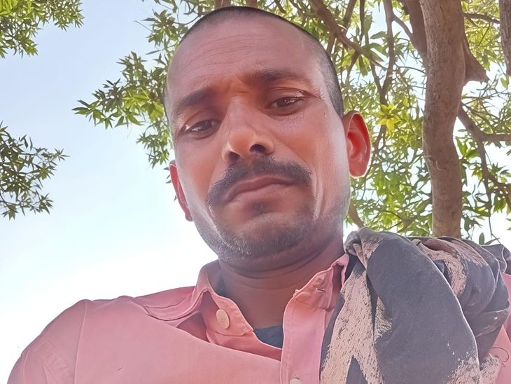 A young man died due to electric current running through the wire fence.