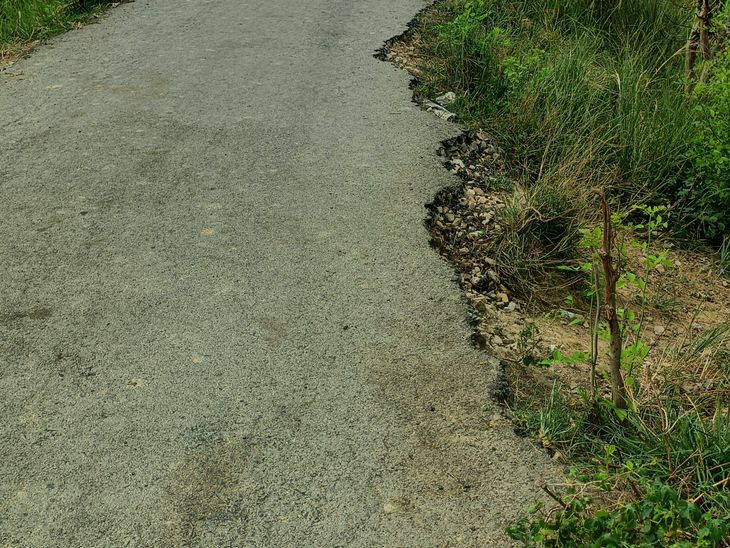 Potholes formed at various places on the Kaithwalia Ghusukpurwa-Dadwa ...
