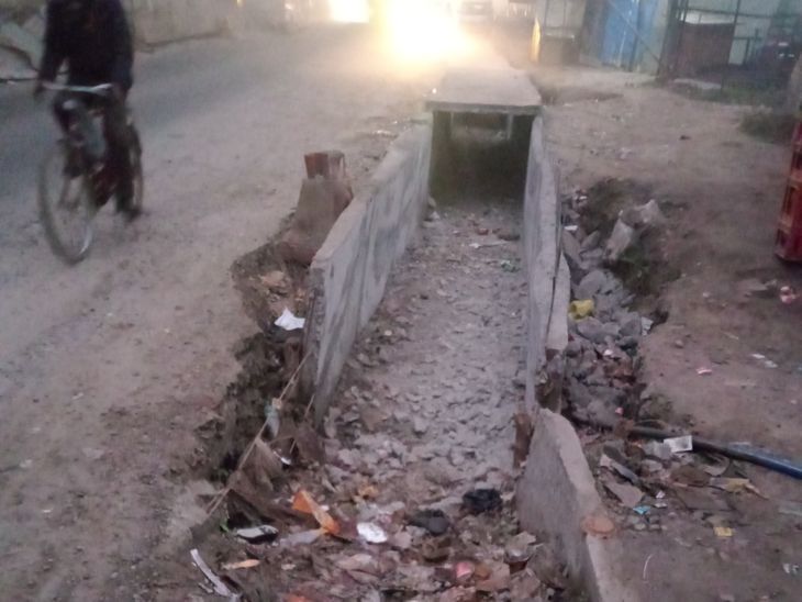 The drain along the highway in Sidhauli is not up to standard.