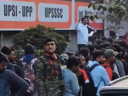 Students queued for the food distribution in a kilometer-long queue.