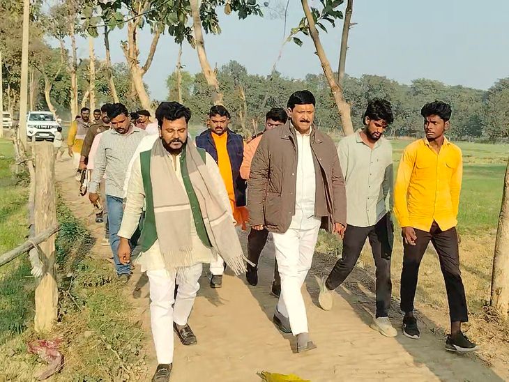 Road construction begins in Pipri village | पिपरी गांव में सड़क निर्माण ...