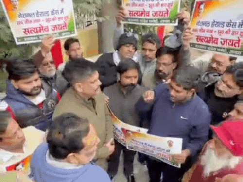 Congress workers staged a protest in Agra, staged a sit-in in a park ...