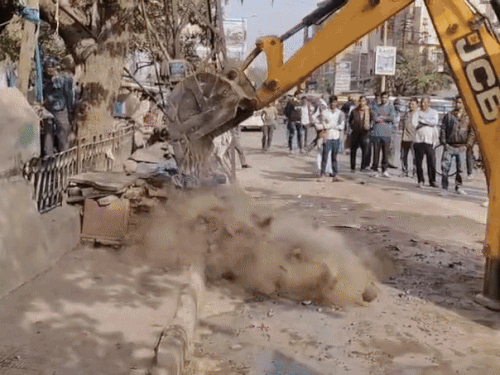 Encroachment removed from the triangular park at Bijli Ghar intersection