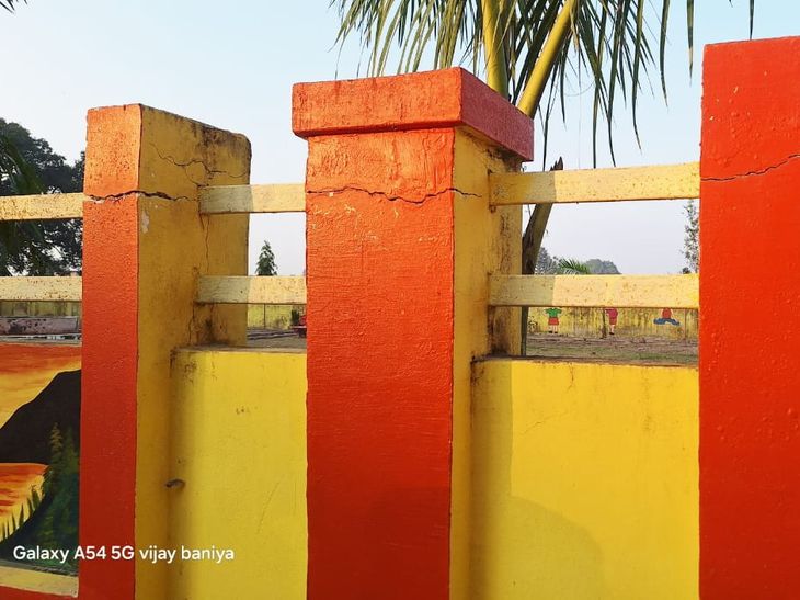 The wall of MNREGA Park in Barhara of Nautanwa was damaged.