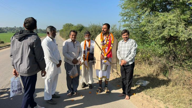 Vikram, who set out on the Narmada Parikrama, was welcomed at Neelkanth ...