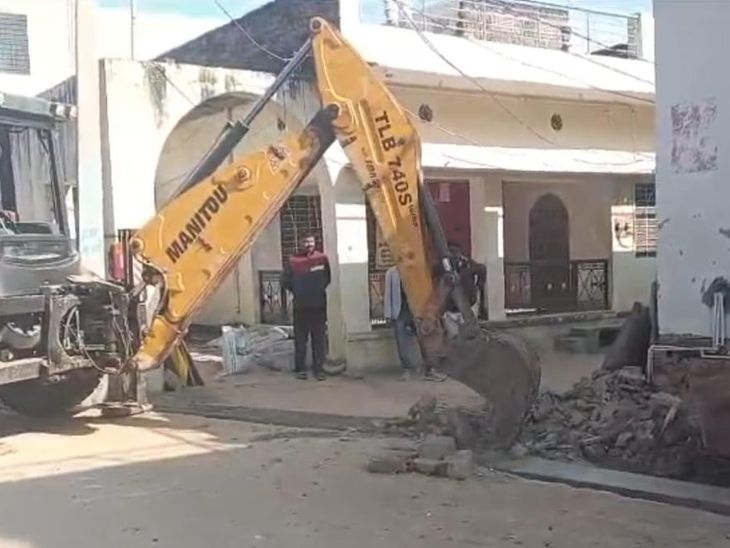 Platforms built on roads in Niwai removed