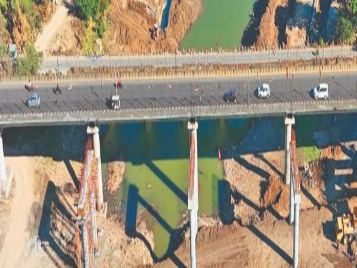 Parallel bridge being built on Shipra