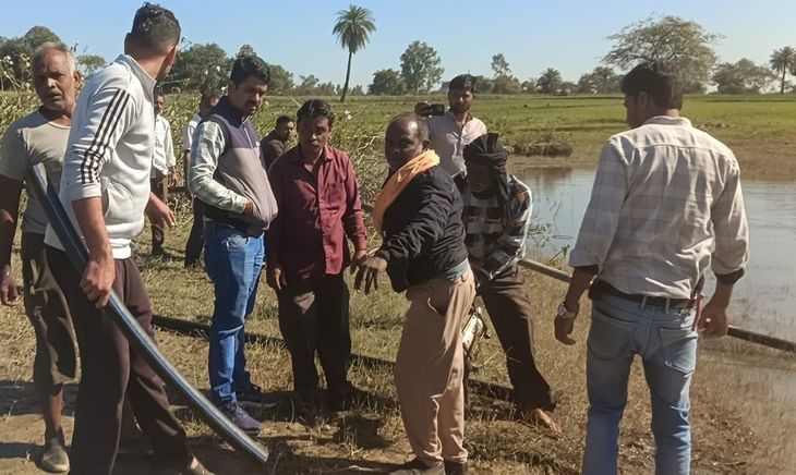Four motor pumps illegally drawing water from the pond were seized.