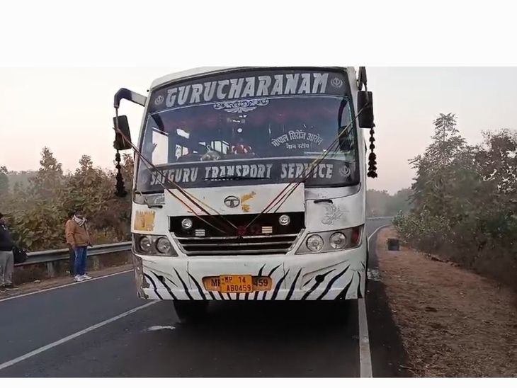 Wheel of a moving bus in Sironj caught fire | सिरोंज की चलती बस के ...