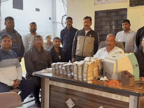 Cash worth Rs 1 crore seized during blockade