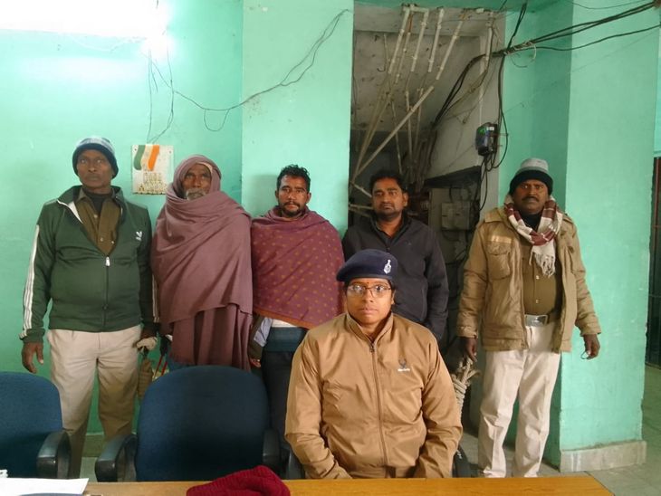 Konch police recovered 5 liters of country liquor | कोंच पुलिस ने 5 ...