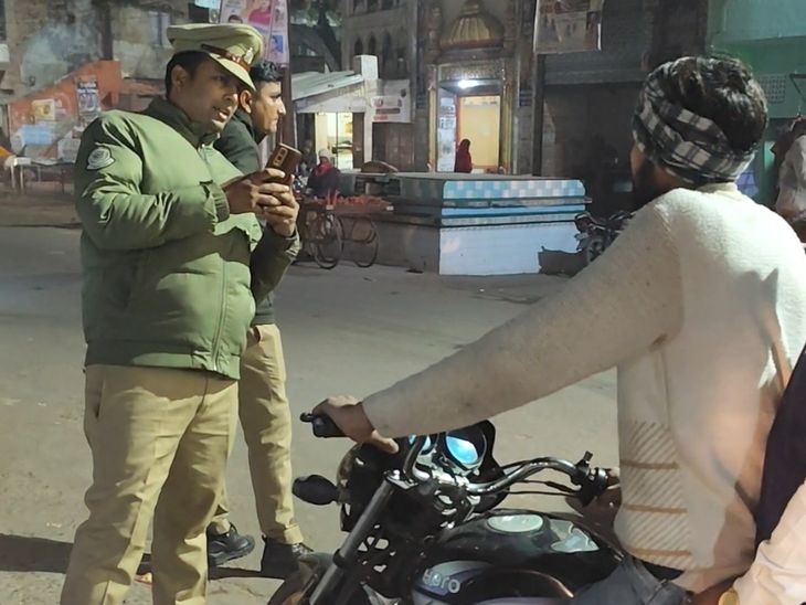 Police vehicle checking drive in Konch | कोंच में पुलिस का वाहन चेकिंग ...