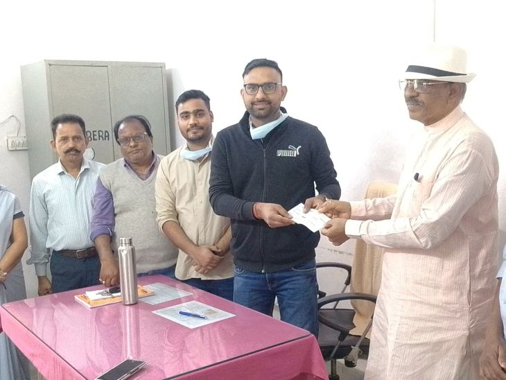 A cheque of Rs 1.50 lakh was handed over to Beda Hospital.