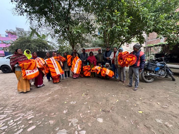 Distribution of blankets among the needy | जरूरतमंदों के बीच कंबल का ...