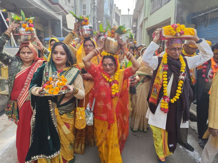 A grand Shrimad Bhagwat Kalash Yatra was organised in Konch. | कोंच में ...