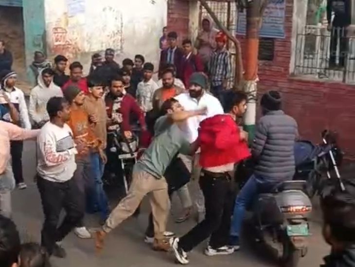 In Shamli, a youth was beaten up by more than half a dozen youths.