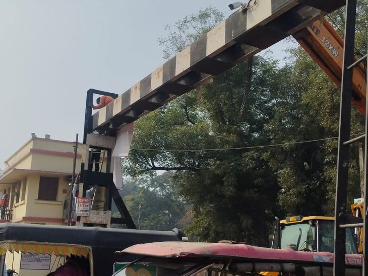 Height of iron bars reduced at Jasra railway crossing