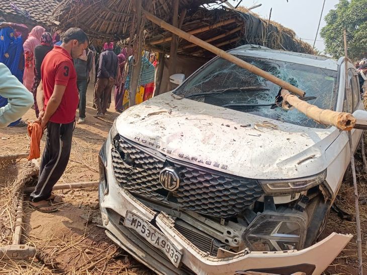 Car rammed into house in Sidhi | सीधी में कार घर में घुसी, ग्रामीण की ...
