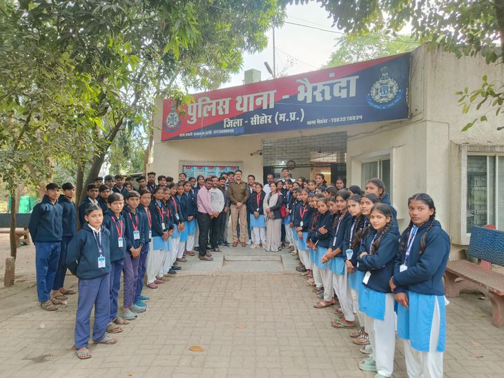 Students visited the police station, a girl student was made the ...