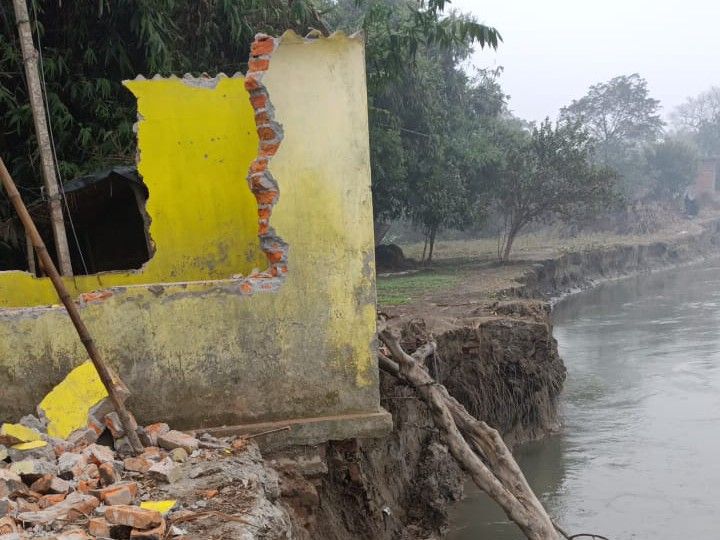 RTPS counter destroyed due to river erosion in Siswa Mangalpur | सिसवा ...