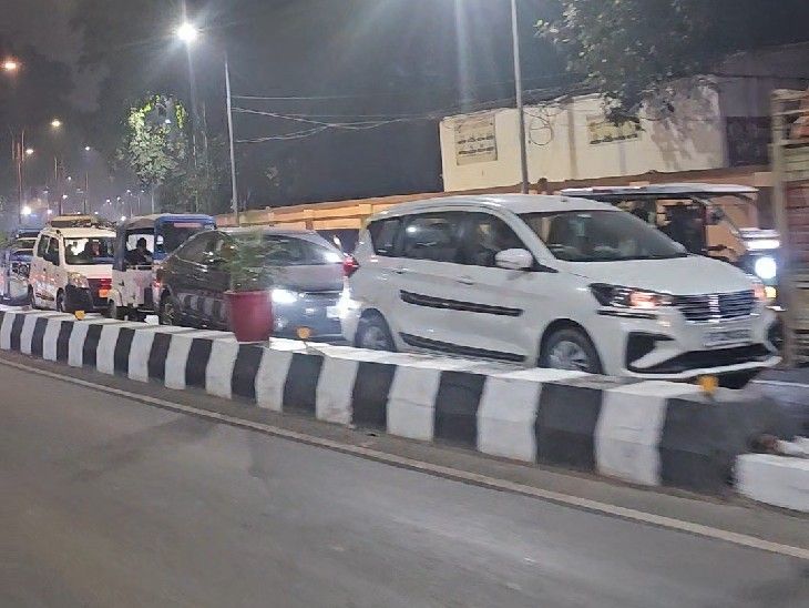 VIP movement Lucknow Trafic Old Hajratganj atal bihari jayanti akhilesh ...