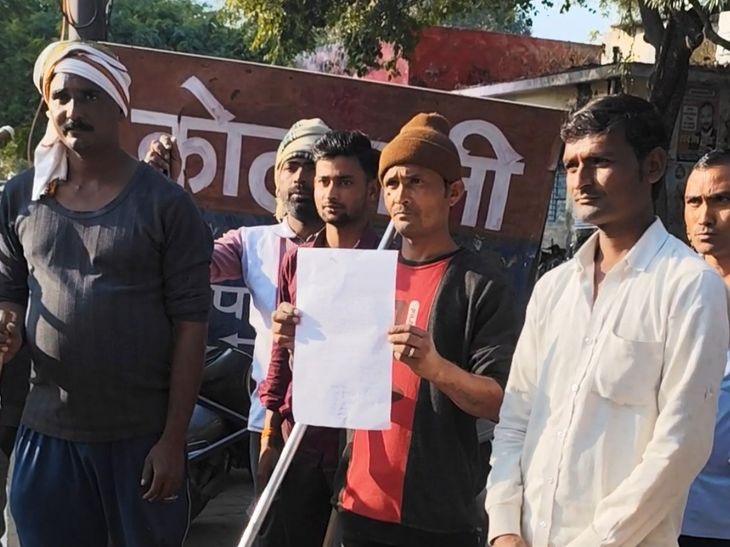 Sanitation worker beaten up in Konch, threatened with death | कोंच में ...