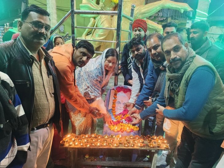 BJP leaders paid tribute to Atal Bihari Vajpayee | भाजपाइयों ने अटल ...