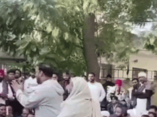 Master Saleem Breaks Down at Father’s Last Rites, Calls Him King of ...