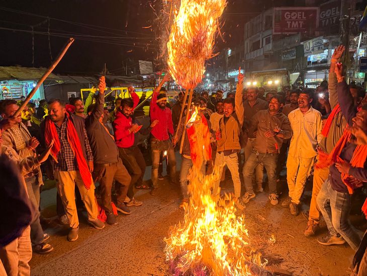 Effigy burnt in Silwani to protest murder of Hindu youth in Bangladesh