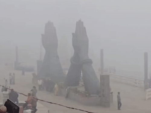 The temperature of Manali and Varanasi is equal