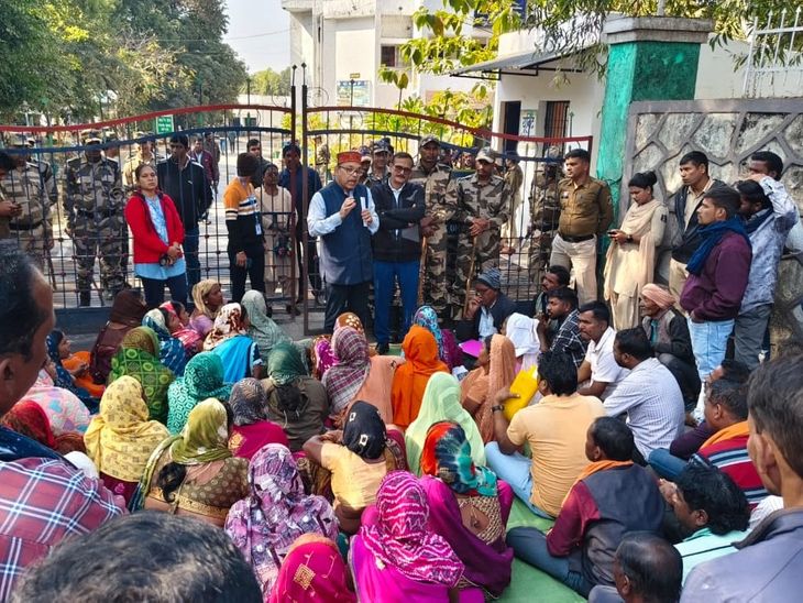 The displaced people gheraoed the General Manager's office for four hours.