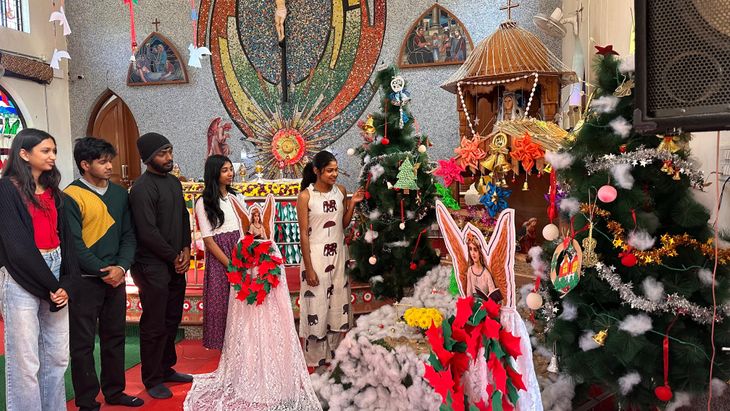 Cut cake on Christmas and pray in church | क्रिसमस पर काटे केक, चर्च ...