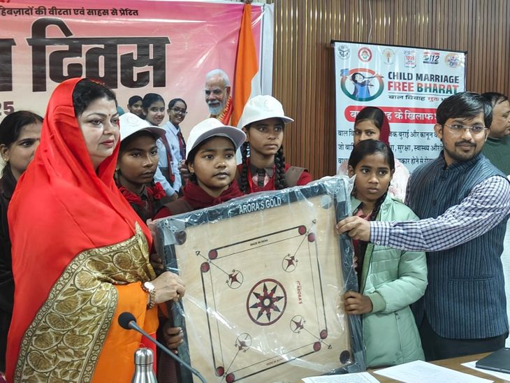 'Veer Bal Diwas' was organised at the Collectorate in Chandauli ...