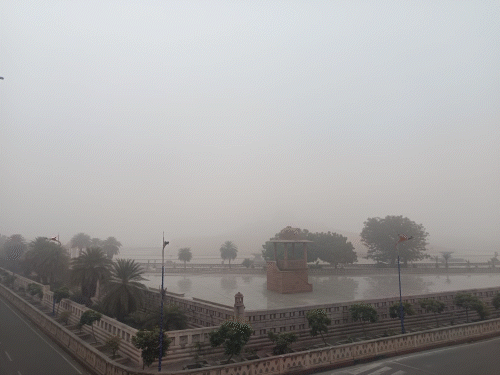 Dense fog engulfs Lucknow since morning
