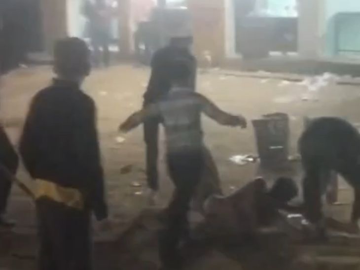 Video of fight in village Madhaka goes viral