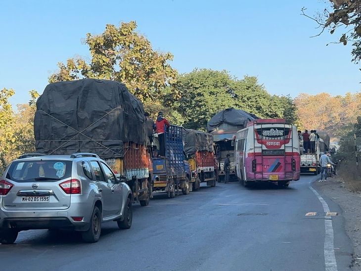 Long traffic jam again at Simrol Bheru Ghat